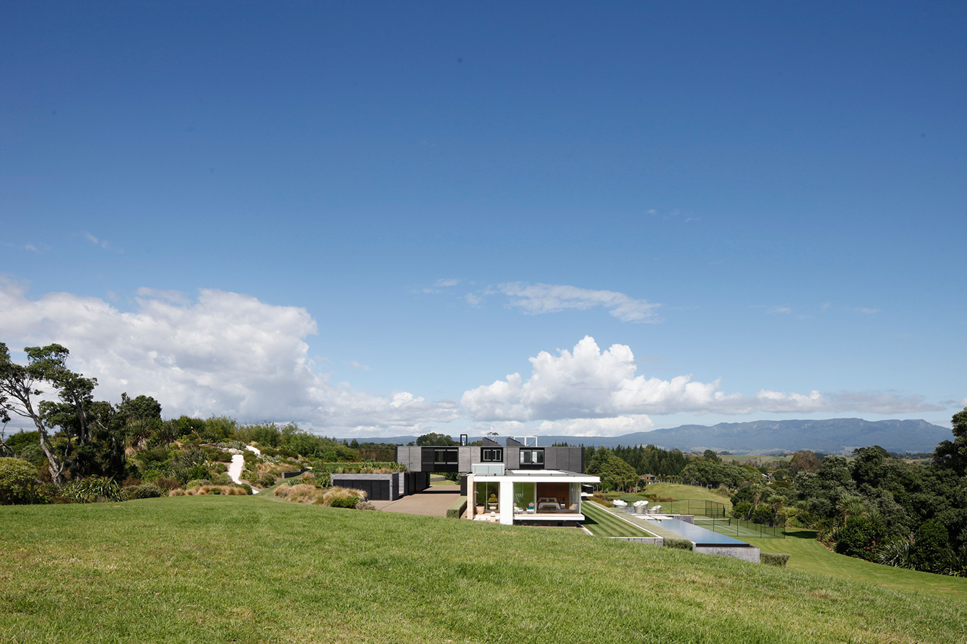 One long, lean house and an unforgettable view
