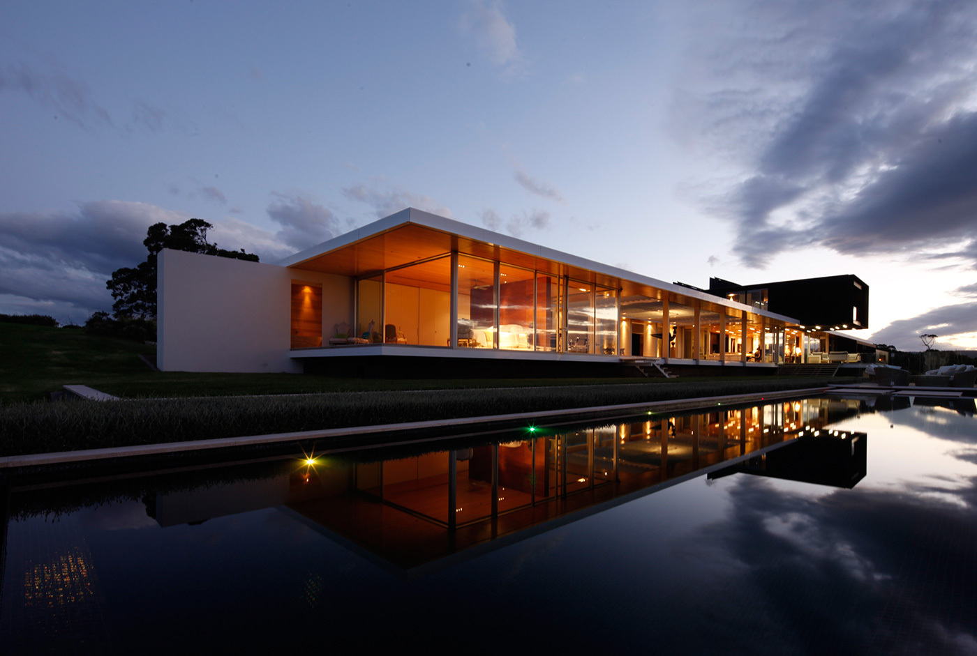 One long, lean house and an unforgettable view